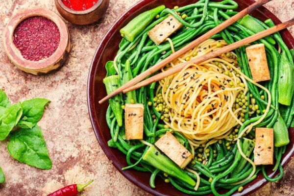 Wegański pad udon z tofu i chrupiącymi warzywami